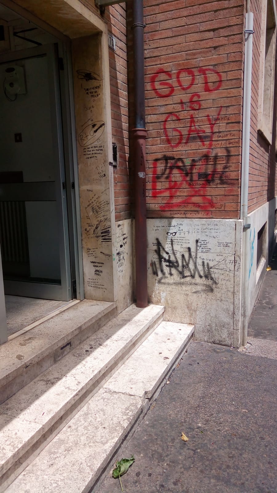 Ancora atti di vandalismo in centro. I residenti: non ne possiamo più ...