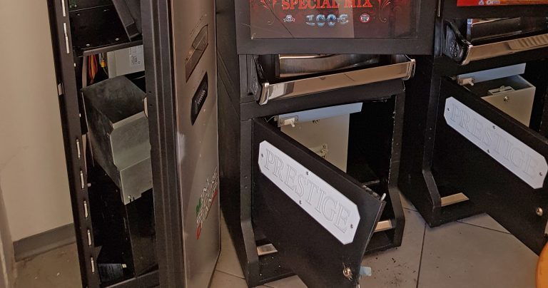 Torna dalle ferie e trova il bar assaltato dai ladri, il titolare: non ...