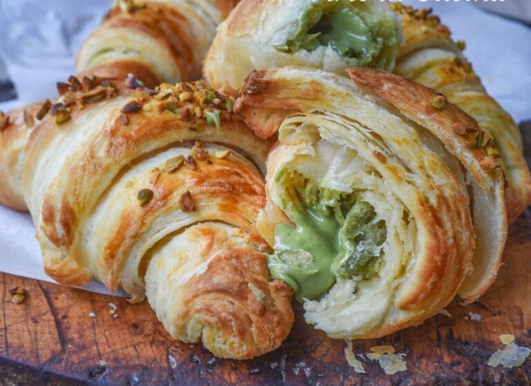 Cornetti sfogliati con cuore di pistacchio, iniziare la giornata con il ...