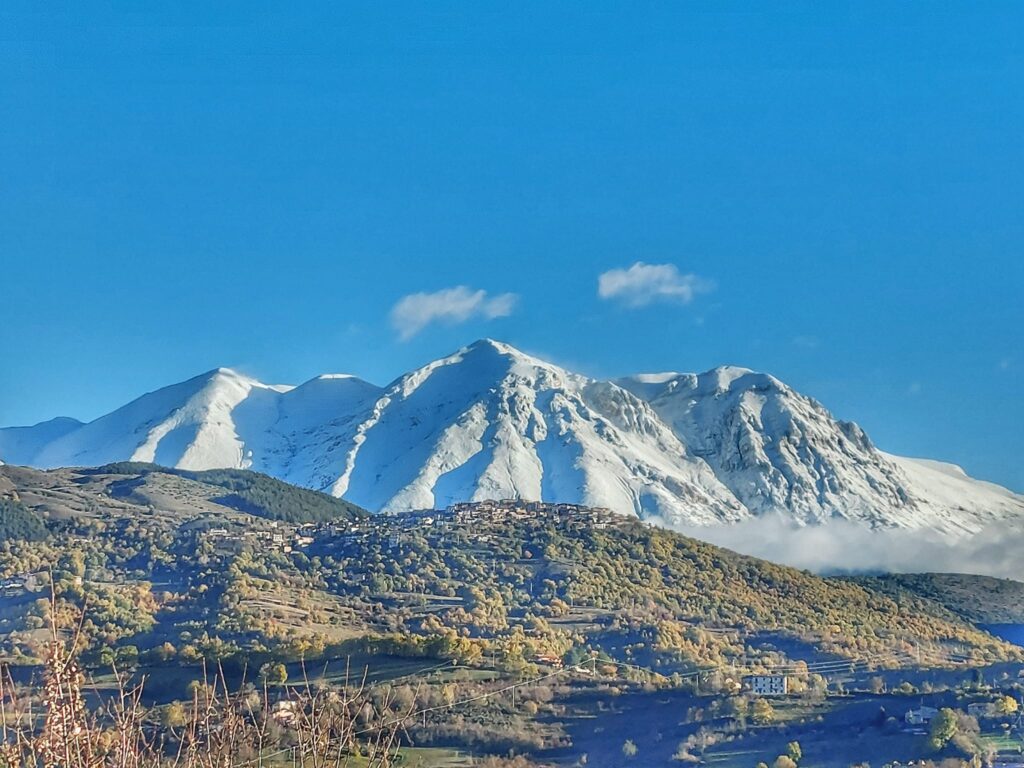 La neve torna ad "abbracciare" il Monte Velino e il sole regala una ...